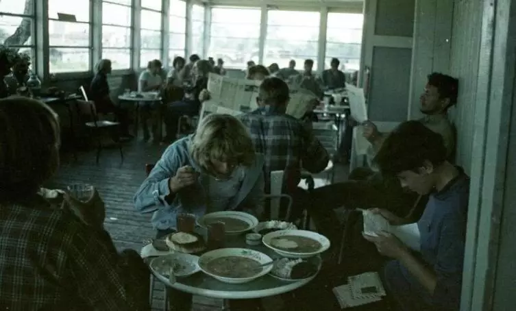 Estudantes estruturais da Universidade Estatal de Moscú no comedor, 1967, Rexión Arkhangelsk, Solovetsky Island