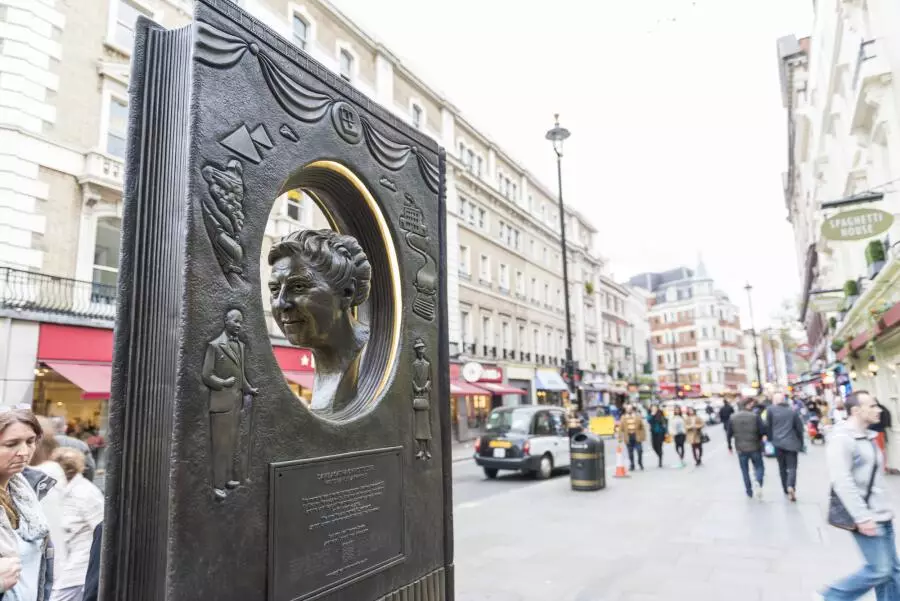 Tưởng niệm Agatha Christie ở London