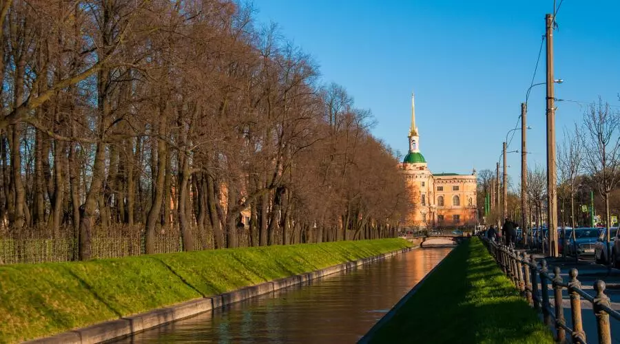 Vwayaje nan Larisi. Poukisa ou bezwen ale nan Saint Petersburg pou Me Jou Ferye?