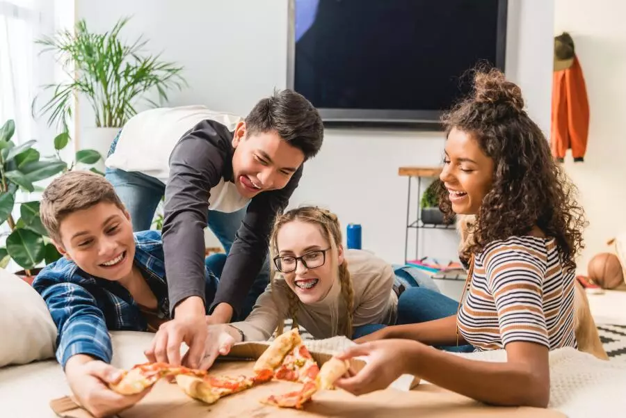 Che cosa accadrà se a piedi a visitare, fingendo uomo innaturalmente divertente?