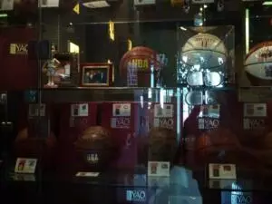 Ресторанда Яо Минадагы баскетбол шарлары менен чөйчөктөр менен көргөзмө.