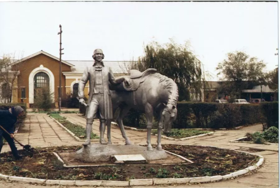 D'Monument zu Peter Simon Pallas op der Gare Feld vun Pallasovka, um Enn vun der zwanzegsten Joerhonnert.