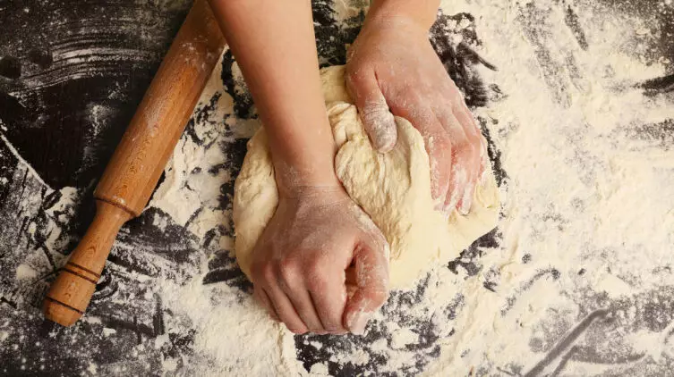 Què tan fàcil i simplement coure el pa de blat porós aromàtic?