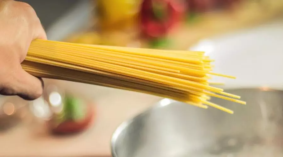 Hoefolle soarten gerjochten binne mei spaghetti bestean yn Italië?