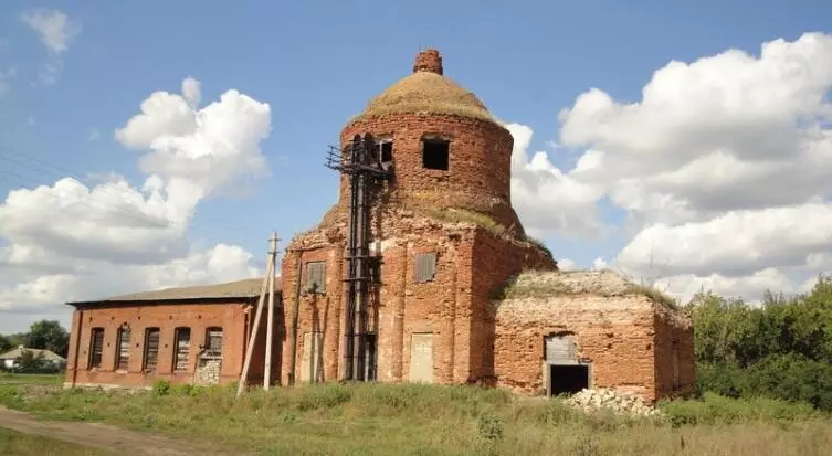 Les colonnades de secours ont été préservées sur les façades du sud et du nord de la partie du temple