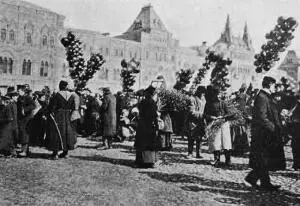 Werbalny spacer na placu czerwonym. Zdjęcie początku XX wieku