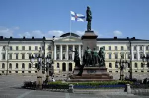 Finnland. Um Hiwwel vum Observatoire ass de Staatsfrag erop am Metropolitesche Park um 1. Mee