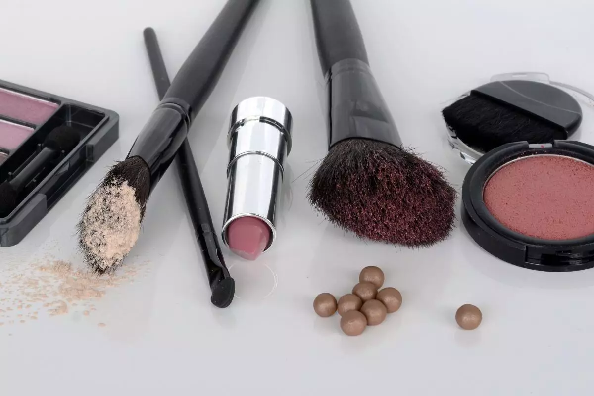 What funds should be in women's cosmetics?