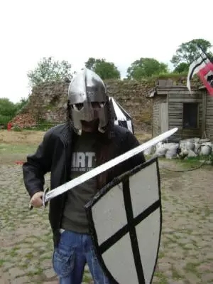 Dem Knight säin Helm huet geschafft fir mat Schwieregkeeten ze zéien - wärend der Mëttegrafen, de duerchschnëttleche Wuesstum vun den Teutons war ongeféier 150 cm