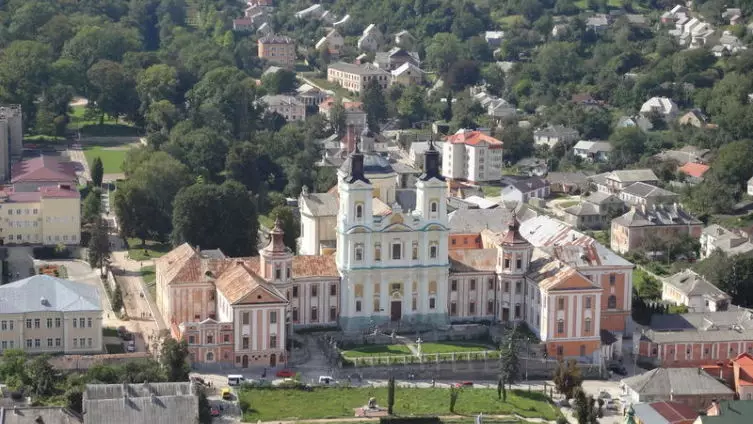 Vista da cidade com montanha Kremenets