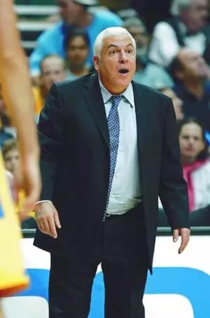 Pini Gershon, adestrador do equipo de baloncesto israelí.