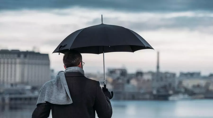 Por que um homem precisa de um guarda-chuva?