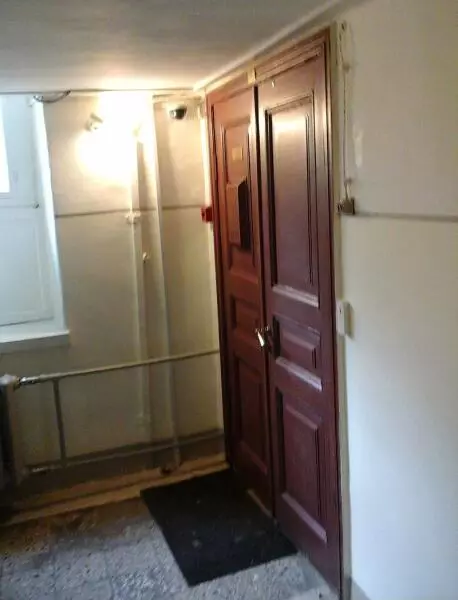 Lägenhet Dörr nummer 44 i ett fontänhus där N. Punin och A. Akhmatova bodde