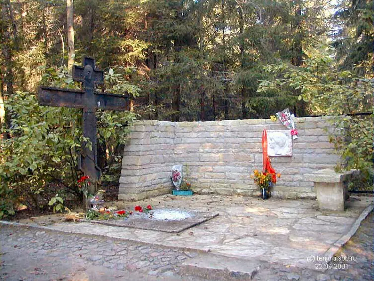 Mogila A. Akhmatova w Komarovo. Skrzydlaty krzyż, założony przez L. Gumilyov