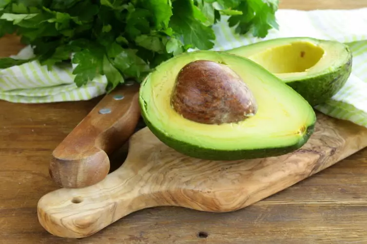 آپ کی میز پر Avocado: آپ کو ایک مفید مصنوعات کے بارے میں جاننے کی کیا ضرورت ہے؟