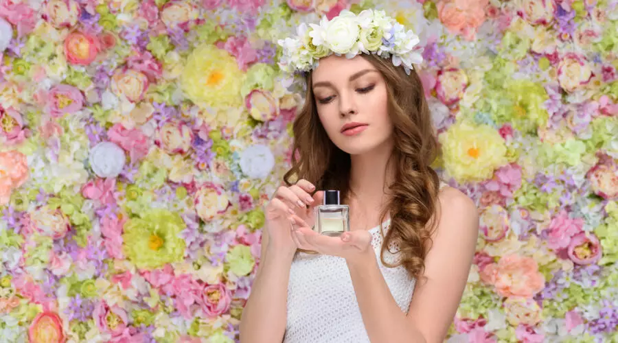 ¿Cómo arreglar el olor del perfume en el cuerpo para que él se mantenga todo el día?