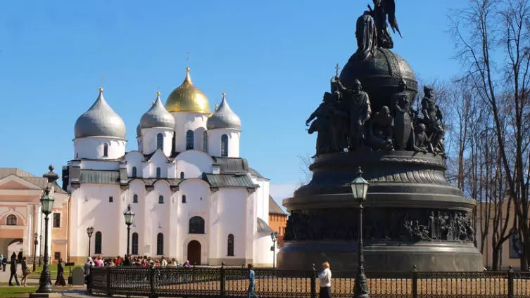 София соборы және «Милленз Ресей» монументі