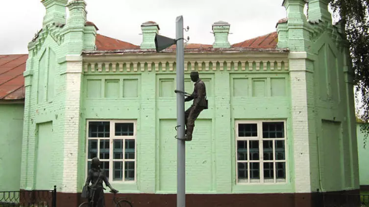 Monument posman en 'n verband in Elabuga