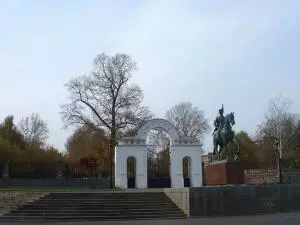 Пам'ятник Н. Дурової біля воріт Троїцького кладовища