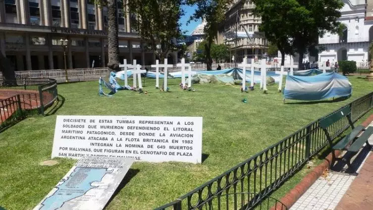 Varrimi simbolik i të gjithë atyre të vrarë në luftë për Malvina