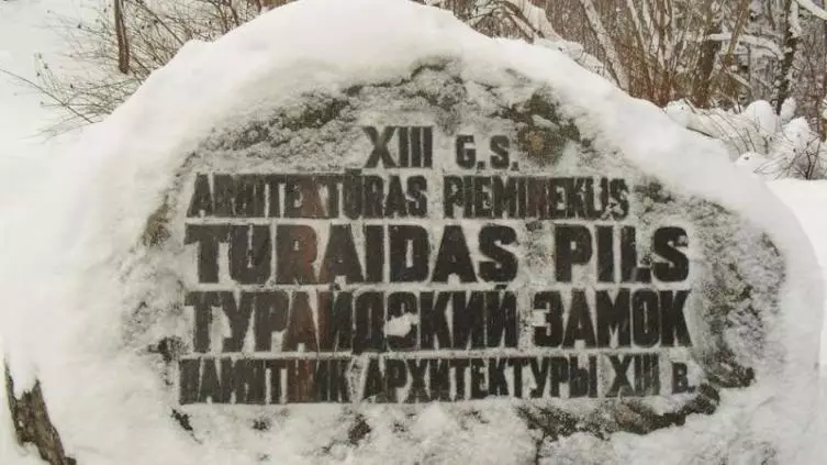 Piedra en la entrada del castillo de Turanex.