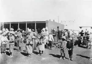 1900, Femeile de laborarie și copiii din lagărul de concentrare în limba engleză