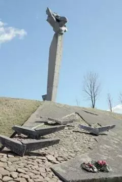 Monument til mannskapet N.F. Gastello på stedet for dødsfallet til bombarderen A.S. Maslova.