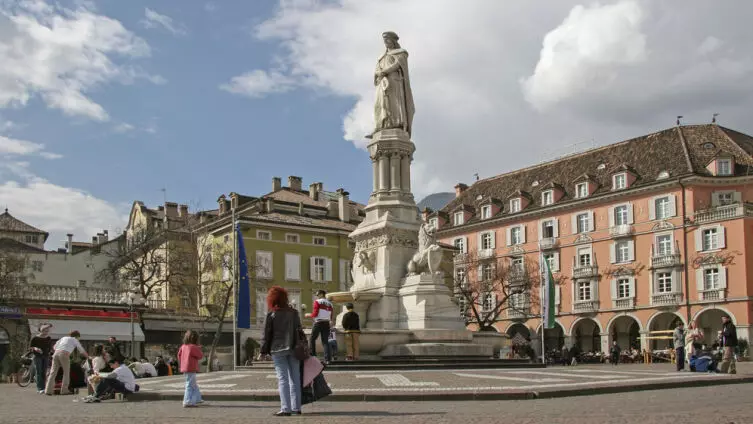 City Square Bolzano. Spomenik Walter Pozadina der Foelweid