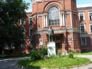 Monument kwa Lenin katika Hospitali Pokrovsk