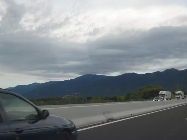 Pyrénées soti nan fenèt la machin