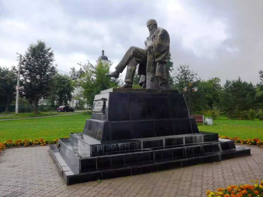 بنای یادبود F. M. Dostoevsky در Staraya Russa