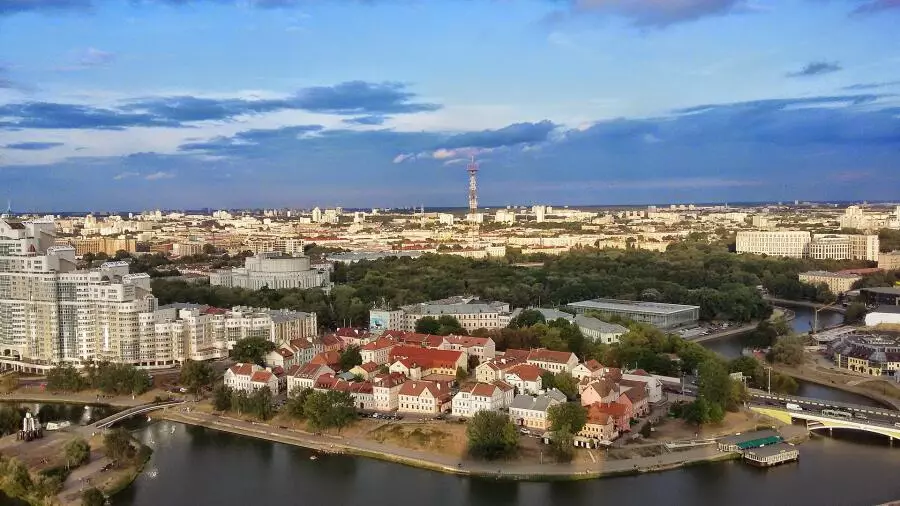 Минск. Поглед на предградието на реката Svisloch и Trinity