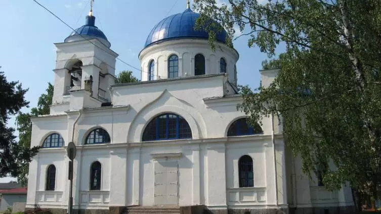 Södra fasaden av kyrkan. Välvd fördjupning över öppningarna av lekplatserna på stammarna sträckta och något pekade på toppen