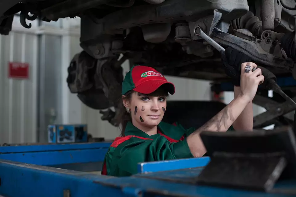 Hoe kinne jo in auto keapje mei hannen en net troch te stekken? Utjefte 2: Outdoor-ynspeksje