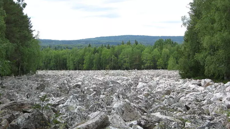 Кам'яна річка на Уралі (між хребтами Великий Таганай і Середній Таганай)