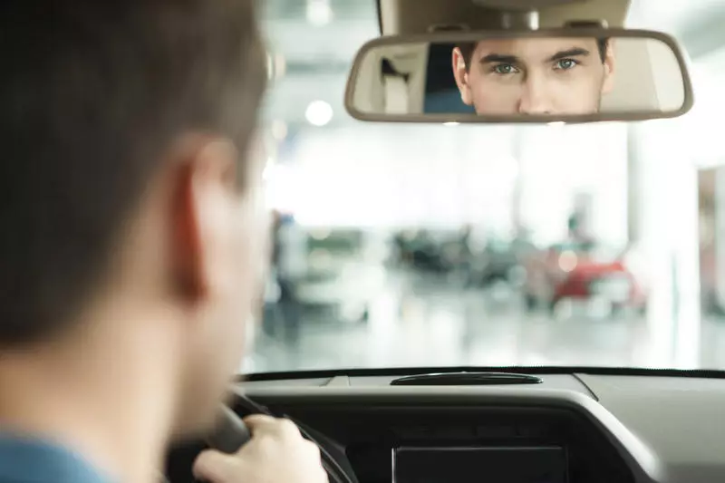 Kaip mechaniko trūkumas lėmė galinio vaizdo veidrodžių išvaizdą?