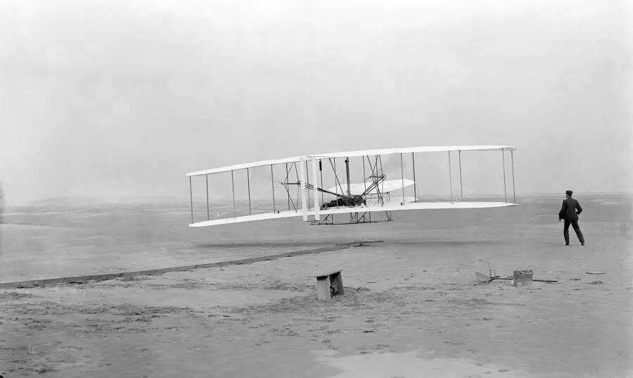 Flyer Flyer-1 december 1 december 1903, Piloting Orville, Wilbur - op aarde. Foto van John T. Daniels met een reddingsstation Dood Dails Hills, een orbille-camera werd gebruikt op een statief