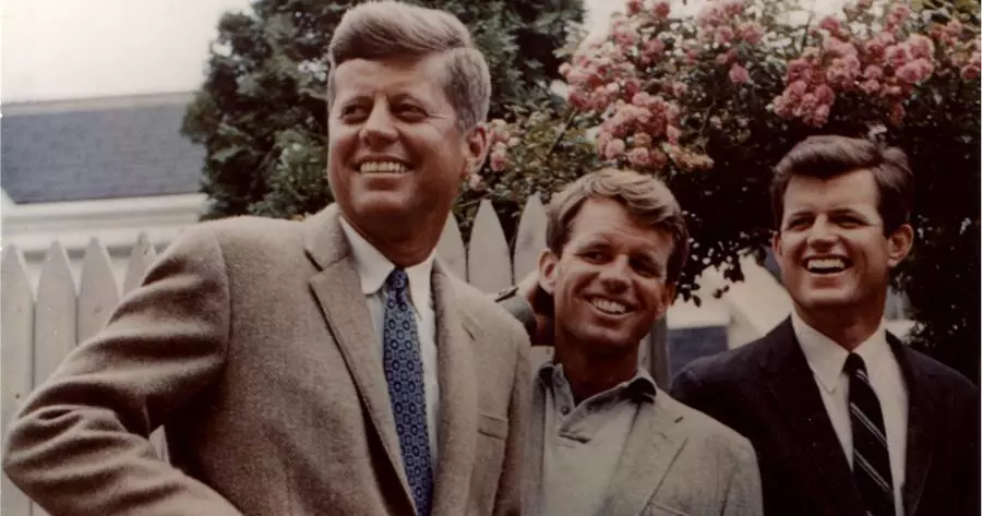 Brothers Kennedy (de la stânga la dreapta): John, Robert și Edward în iulie 1960