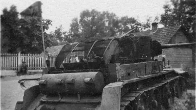 Sovyetik tank limyè BT-5, kwit ak boule nan Dubno