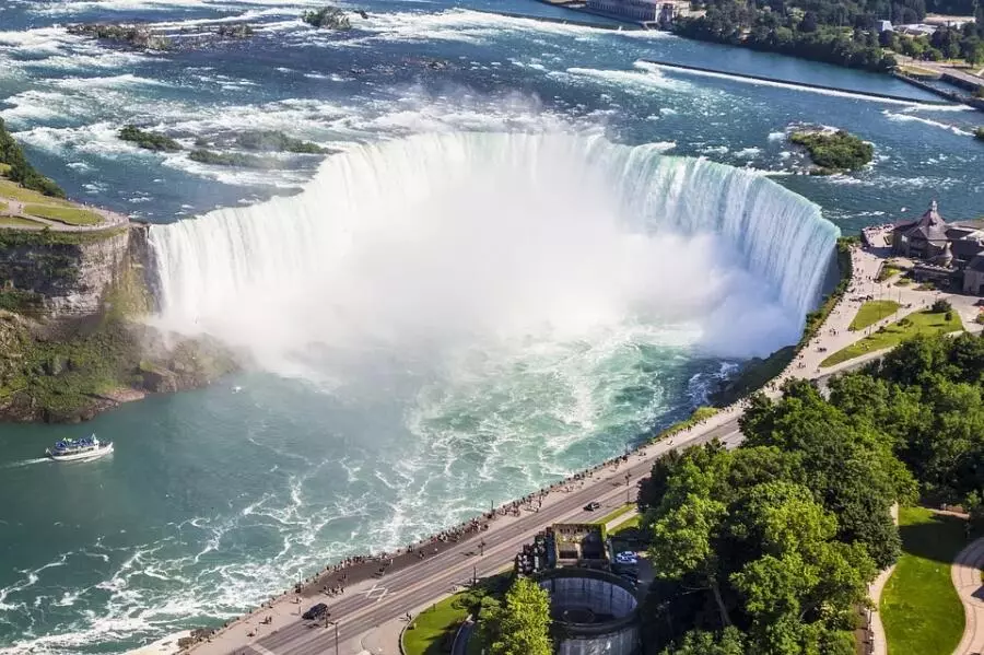 Que va conquistar Niagara Falls en un barril?