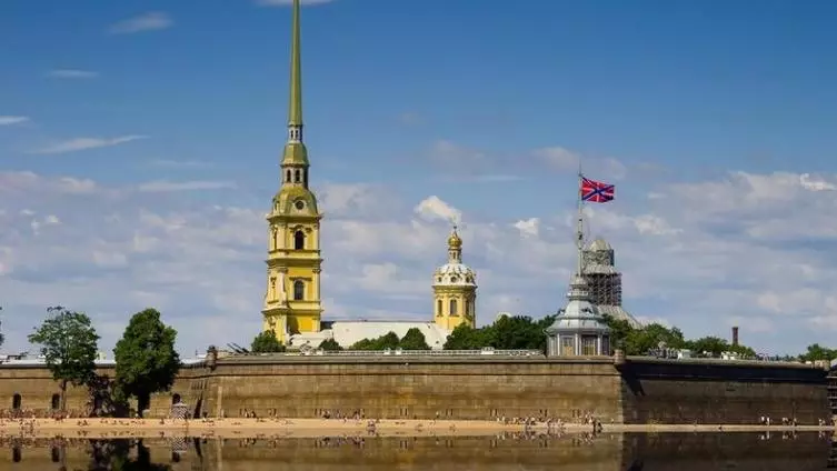 Чому, почувши гуркіт пострілу з гармати, жителі Пітера дивляться на годинник?