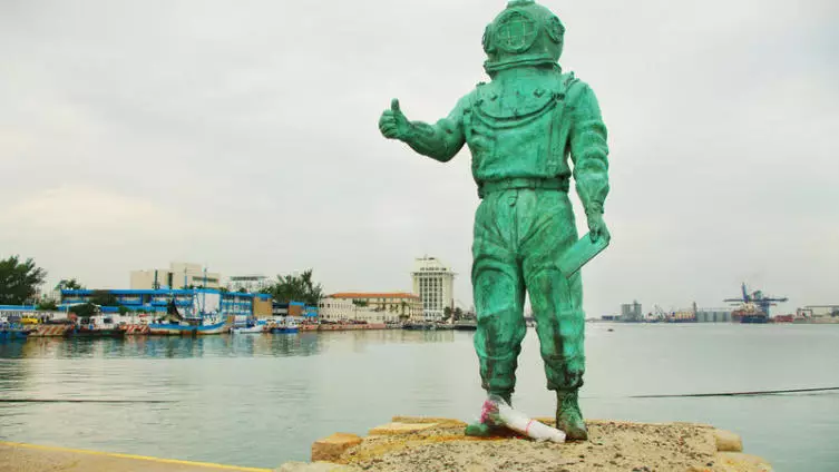 Giunsa ang pag-imbento sa Aqualaduuhan? Ang una nga mga costume sa diving