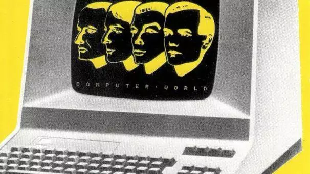 專輯英雄 - 像Apple II模型這樣的辦公室電腦 - 在封面上自豪地敲打封面，儘管當然，當然，當然是深度復古。