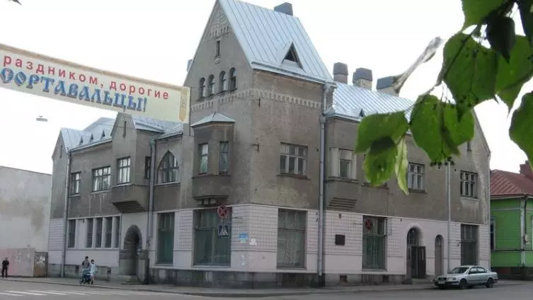 Maison de Leander se dresse au carrefour des rues de Gagarin et de Karelian