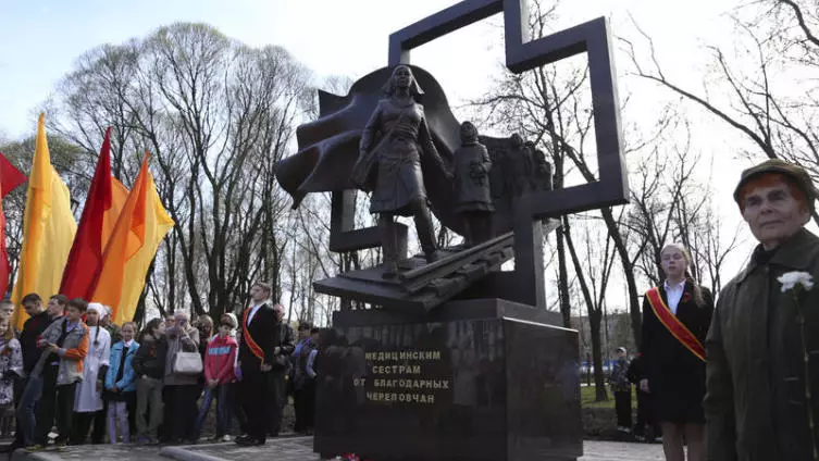 Monument bashiki abaganga mu Cherepovets