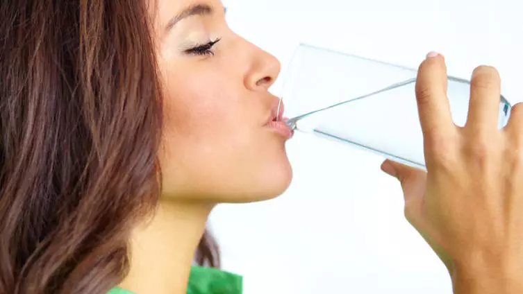 Sa keni nevojë për të pirë ujë?