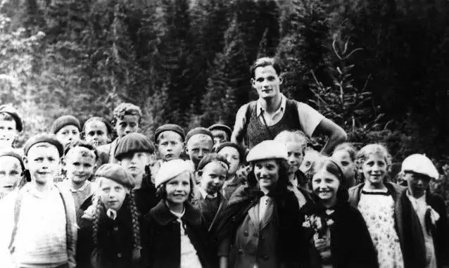 Charles Mitch με μαθητές, 1937.