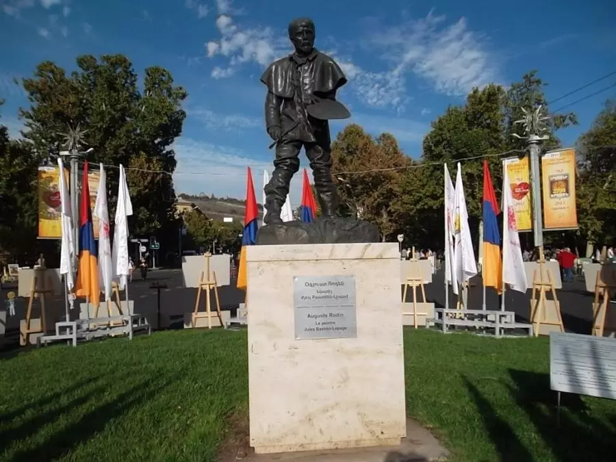 Auguste Roden, Monumento a Julia Bastien-Lpuja, Yerevan, Armenia