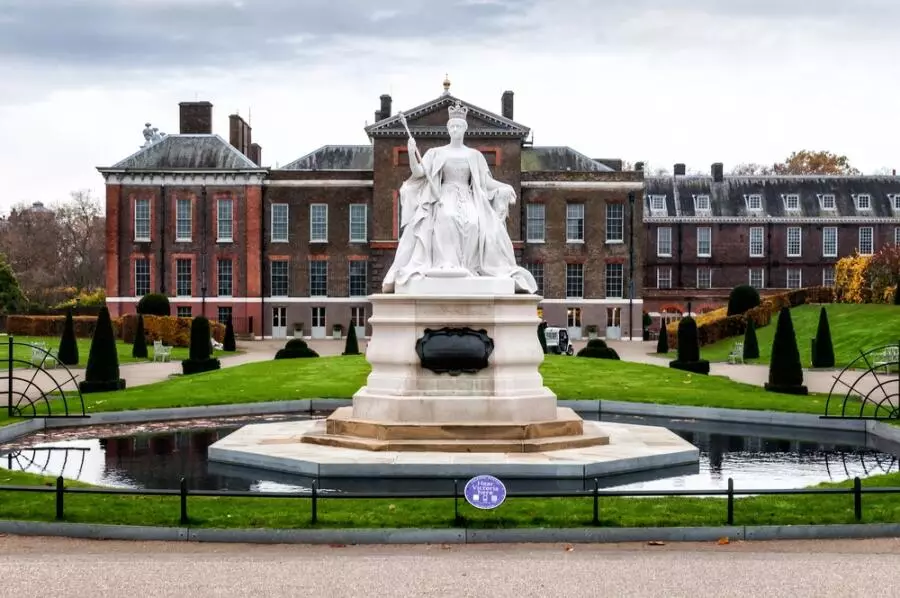 Statuja Queen Victoria un Kensington Palace Londonā