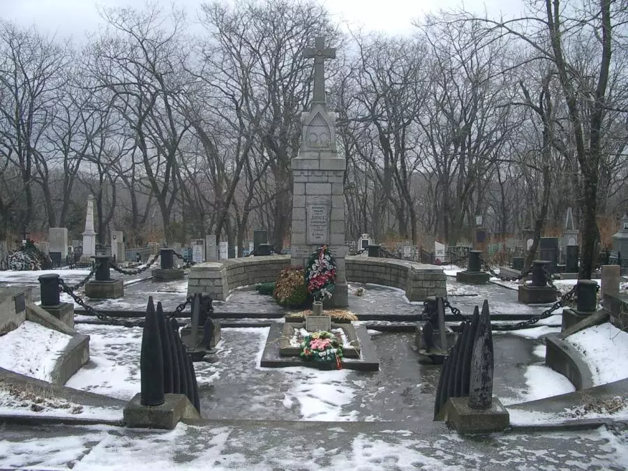 Varadivostok के समुद्री कब्रिस्तान पर Varyag Cruiser के निचले रैंक का दफन